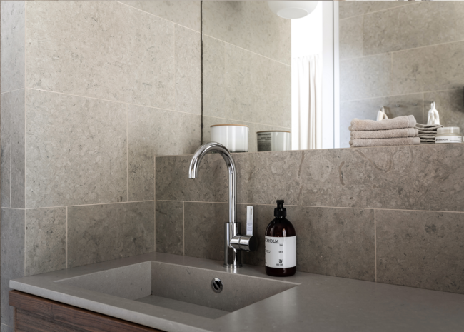 Varm färgpalett i kalkstensinspirerat badrum - Inspiration - Bricmate